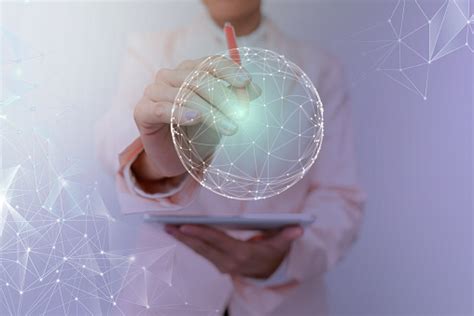 정장에 여자 원형 홀로그램 기술 디스플레이와 태블릿을 들고 미래 지향적 인 홀로그램 기술로 모바일 네트워크를 표시하고 시각화하는 여성 35 39세에 대한 스톡 사진 및 기타