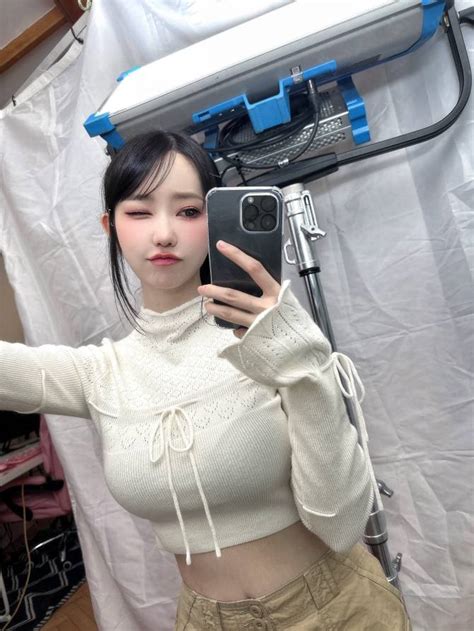 Qwer Community Posts 안녕 다들 좋은 저녁 보내고있어 이건 우리 뮤비 촬영날의 나에요 어때요~ 의상