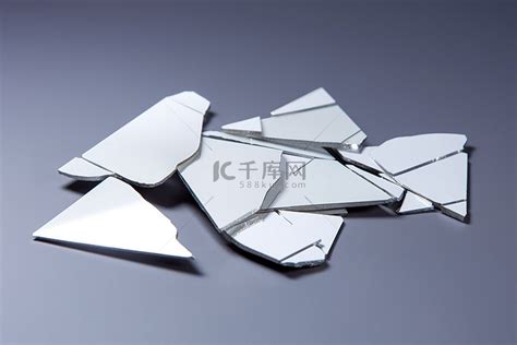 几张箔纸折叠在一起的图像，看起来像破损的白卡背景图片免费下载海报banner高清大图千库网图片编号7021295
