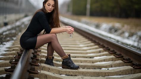 Девушка в черном платье сидит на железной дороге · 1920x1080 Full Hd бесплатная фотография от