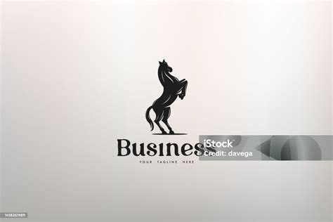 Logo Kuda Klasik Dengan Ilustrasi Kuda Berdiri Menantang Ilustrasi Stok