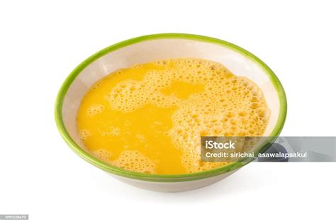 흰색 배경 위에 고립 된 오믈렛을 만들기 위한 계란의 준비 계란 노른자에 대한 스톡 사진 및 기타 이미지 계란 노른자 날것