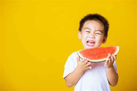행복 한 초상화 아시아 아이 또는 아이 귀여운 작은 소년 매력적인 웃음 미소 재생 을 유지 컷 수박 신선한 식사 노란 배경에