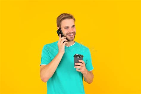 голосовой контакт телефон молодой человек говорит по мобильному