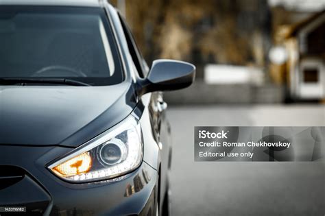 복사 공간이있는 회색 자동차 현대 악센트의 전면 광학 및 측면 리어 뷰 미러 0명에 대한 스톡 사진 및 기타 이미지 0명 Hyundai Led 조명 Istock