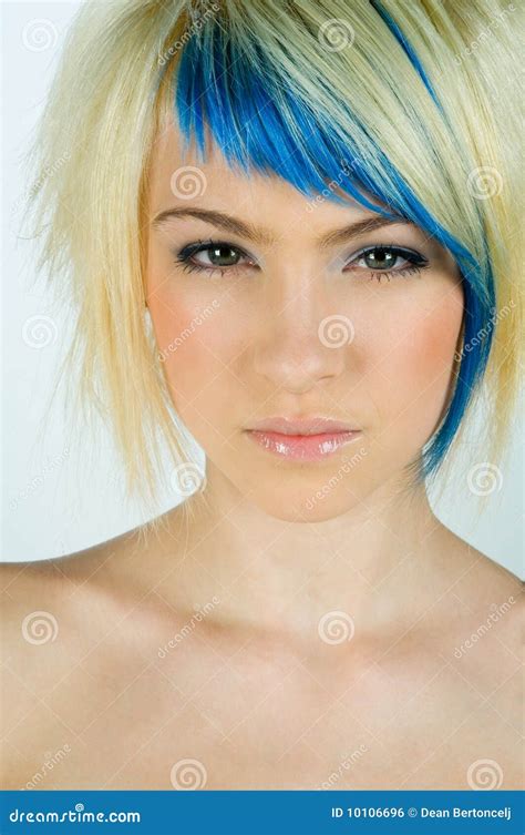 Portrait Des Jugendlich Mädchens Mit Dem Interessanten Haar Stockfoto
