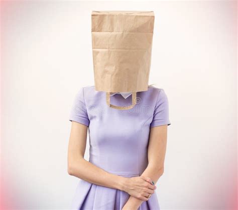 Jonge Vrouw Met Document Zak Over Haar Hoofd Stock Foto Image Of