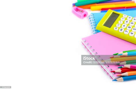 흰색 배경에 고립 된 다채로운 학교 용품 학교로 돌아가기 0명에 대한 스톡 사진 및 기타 이미지 0명 가위 고무 Istock