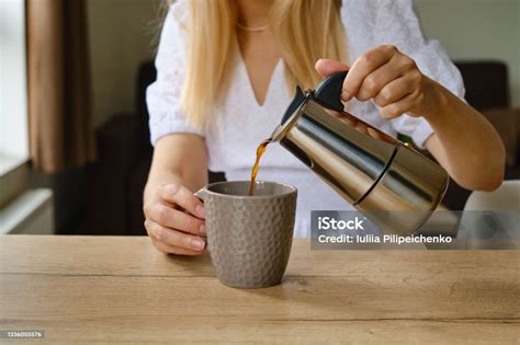 소녀는 세련된 모카 냄비에서 컵을 부어 커피를 만들기위한 장비 아침 식사로 모닝 커피 향기로운 블랙 커피 에 A 컵 클로즈업 가정 생활에 대한 스톡 사진 및 기타 이미지