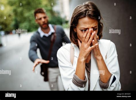Décomposent Un Couple Avec Un Homme Et Une Petite Amie Triste En Plein