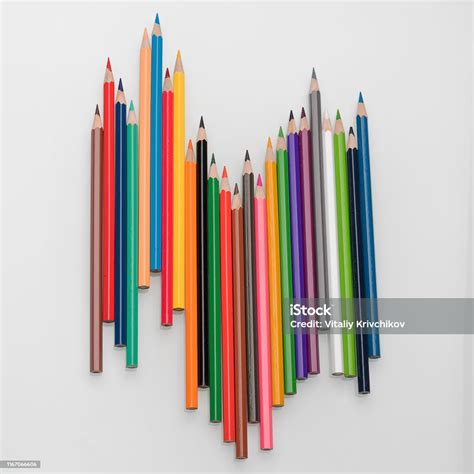 흰색 배경 상단보기에 파도의 형태로 색연필 가득 찬에 대한 스톡 사진 및 기타 이미지 가득 찬 가방 공부 Istock