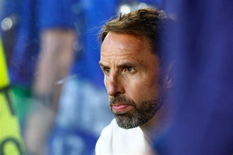 イングランド監督、ファン過剰行動に苦言「グループにとって問題」 試合後にカップ投げつけ被害 フットボールゾーン