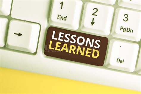 Escritura Conceptual A Mano Mostrando Lecciones Aprendidas Texto De La
