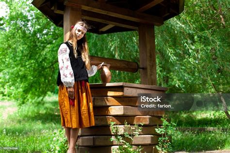 긴 머리를 가진 가파른 우크라이나어 소녀 뜨거운 화창한 날에 나무 우물에서 물을 집어 가냘픈에 대한 스톡 사진 및 기타 이미지 가냘픈 공예 긴 Istock