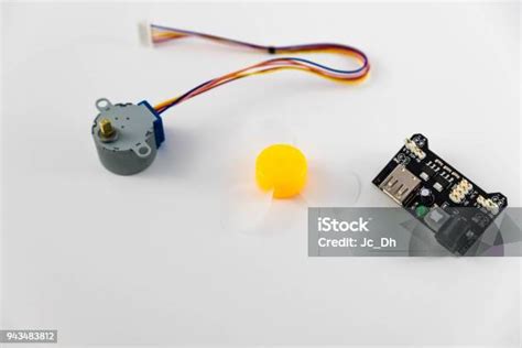 Mikrokontroler Chip Resistor Dan Dioda Pemancar Cahaya Di Desktop Putih