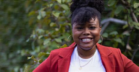 엉덩이에 손을 얹고 나무 앞에 서 있는 여자 사진 Unsplash의 여성 이미지