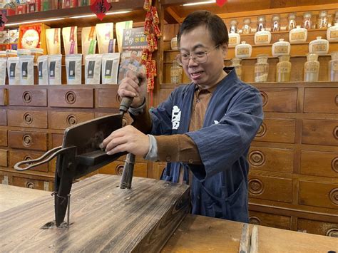《百年藥櫃九帖湯》：採訪百年中藥行，我看見台灣鄉鎮的地方歷史 陳默安 Unawrites