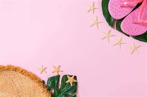 밀짚 모자 자외선 차단병 분홍색 배경 탑 뷰에 씨스타와 함께 하는 비치 액세서리 갑각류에 대한 스톡 사진 및 기타 이미지