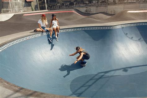 하위문화 스케이트 파크의 스케이터 친구들 스케이트 경사로에서 현대적인 스포츠 장비를 갖춘 캐주얼 복장을 한 힙스터 그룹 라이프 스타일로서의 도시 극한 활동 사진