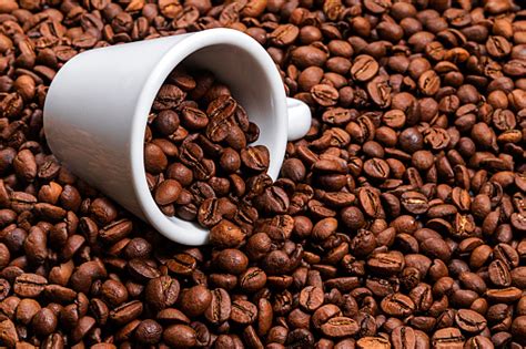 Mug Putih Menumpahkan Biji Kopi Coklat Foto Stok Unduh Gambar