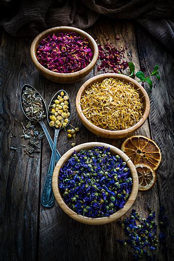 소박한 나무 테이블에 촬영 다양한 여러 색의 말린 차 잎과 꽃 칼렌둘라 미나리아재비과에 대한 스톡 사진 및 기타 이미지 칼렌둘라 미나리아재비과 0명 갈색 Istock
