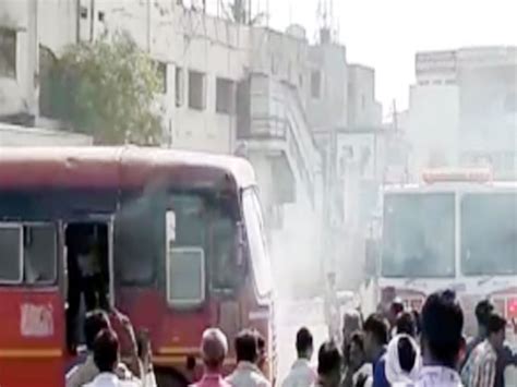 परभणी बसस्थानकात उभ्या बसने घेतला पेट प्रवाशांना तातडीने उतरवल्याने