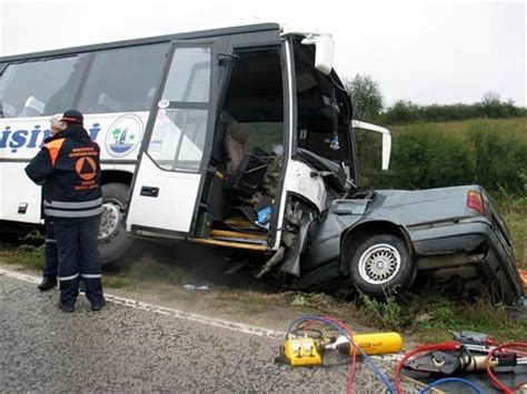 Семейство не стигнаха у дома БМВ то им влезе под бус