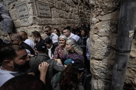 Wartawan Israel Menyamar Sebagai Pendeta Kristen Diludahi Pemukim