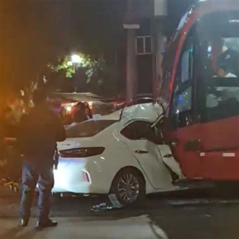 Fuerte Choque Entre Metrobús Y Un Automóvil Cobra La Vida De Un Joven