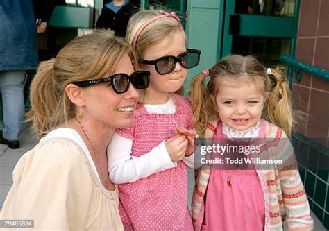 Fans Outside Of Hannah Montana 3d In Reald 3d Glasses Photos And Premium High Res Pictures