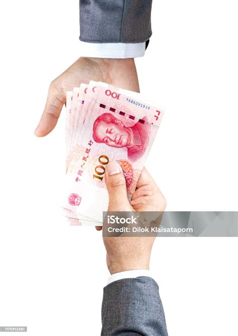 흰색 배경에 지불중국 위안 지폐를 들고 사업가 위안 지폐는 세계에서 교환의 주요 인기있는 통화입니다 투자 및 절약 개념 100에