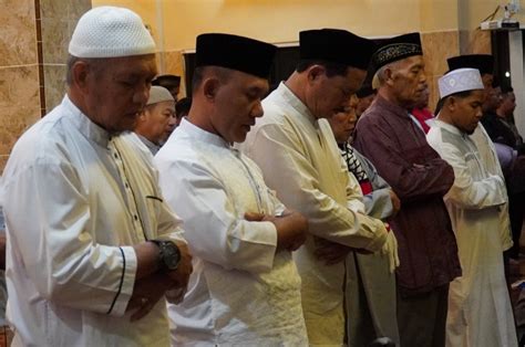 Safari Subuh Di Pt Refindo Danrem 081dsj Ajak Berlomba Lomba Di 10
