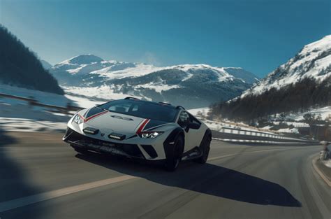 오토모빌리 람보르기니는 이탈리아 리비뇨의 스키 리조트에서 우라칸 스테라토huracán Sterrato의 주행을 선보였습니다 이를 통해 어떤 종류의 지형에서도 질주