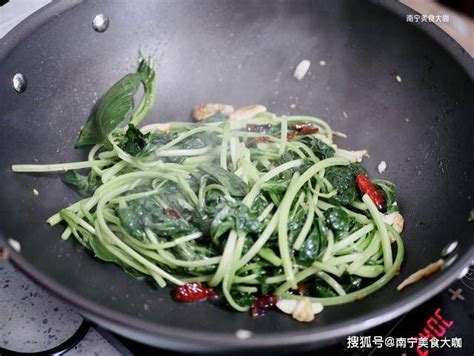 炒红薯叶时，要不要先焯水？很多人做错了，难怪炒出来软烂还发黑蔬菜