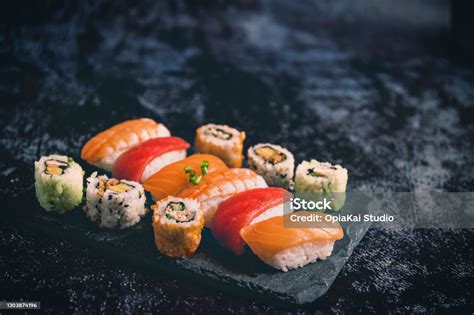 어두운 배경 선택 초점 복사 공간에 검은 돌 슬레이트에 제공 초밥 세트 0명에 대한 스톡 사진 및 기타 이미지 0명 개체 그룹 건강한 식생활 Istock
