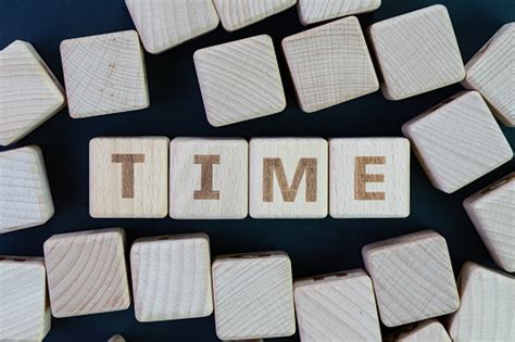 시간 관리 마감일 일정 및 알림 개념 일부와 Straggle 큐브 나무 블록은 어두운 검은 색 칠판 배경에 단어 시간을 결합