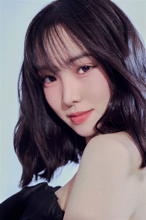 유주 여자친구 해체 후 첫 행보강다니엘과 한솥밥