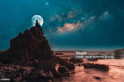 바위 꼭대기에서 명상하거나 별이 빛나는 밤을 생각하는 사람의 실루엣 명상하기에 대한 스톡 사진 및 기타 이미지 명상하기 남자 밤 하루 시간대 Istock