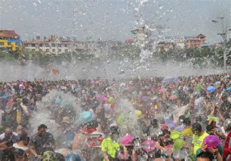 云南泼水节清流激扬 万人泼水共庆狂欢