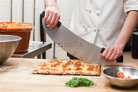 상업용 주방에서 피자를 만드는 남자 요리사 사진 무료 다운로드 Lovepik