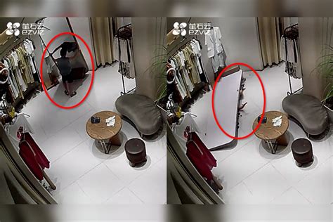 男孩搬动试衣镜被砸倒，镜片碎了一地瞬间吓哭，监控画面太危险镜片监控瞬间