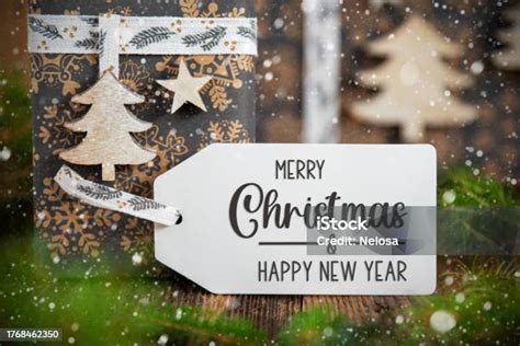 텍스트 메리 크리스마스와 새해 복 많이 받으세요크리스마스 선물눈 덮인 겨울 배경 0에 대한 스톡 사진 및 기타 이미지 0 12월 12월 31일 Istock