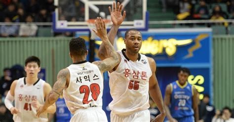 하이파이브 하는 사이먼 사익스