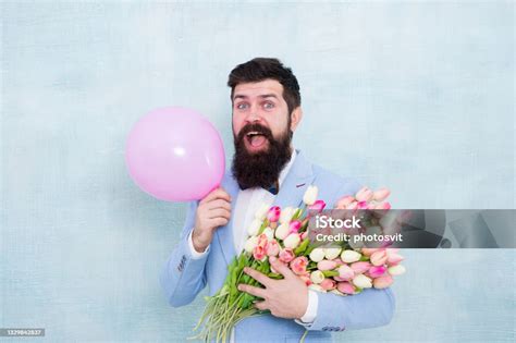 봄 분위기 연애 선물 꽃다발 배우자를 위한 선물 공기 풍선을 가진 사람 생일 파티 꽃 다발을 가진 수염이 있는 남자 힙스터 8