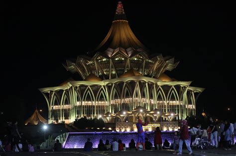 FOTO Wisata Malam Hari Di Kuching Waterfront
