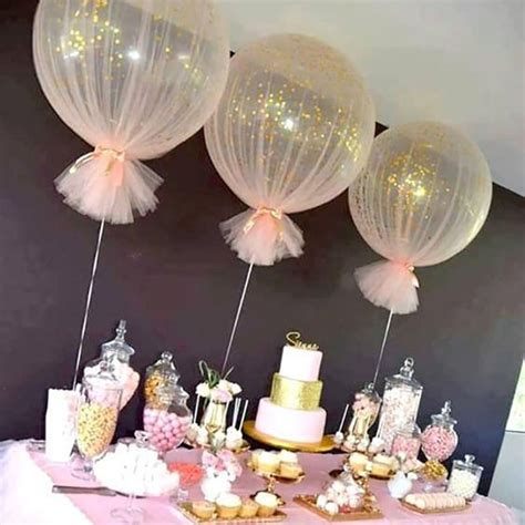 تزیین میز تولد ساده و شیک با گل و شمع تزیین میز تولد مردانه