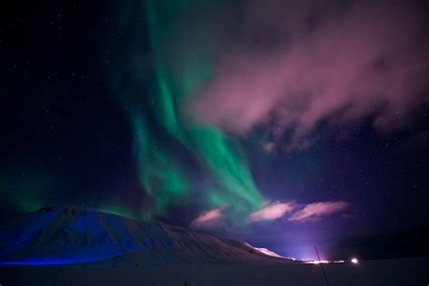 스발바르 롱위에아르뷔엔 Spitsbergen 노르웨이의 산들에서 극 지 오로라 북극광에 대한 스톡 사진 및 기타 이미지