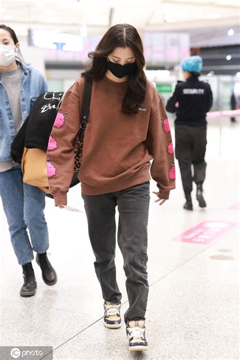 欧阳娜娜梳卷发温柔妹妹 穿卫衣休闲打扮 搜狐大视野 搜狐新闻