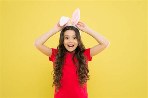 내 파티에 가입하세요 카리스마 아기 광고 부활절 주제 어린 아이는 부활절을 축하합니다 작은 아이 부활절 스타일 토끼 아이 소녀 아이는 토끼 귀를 착용합니다 봄 시즌 휴일