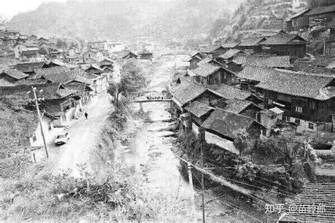 西江千户苗寨 第一张是80年前第二三张90年后第四五张10年来的发展 知乎